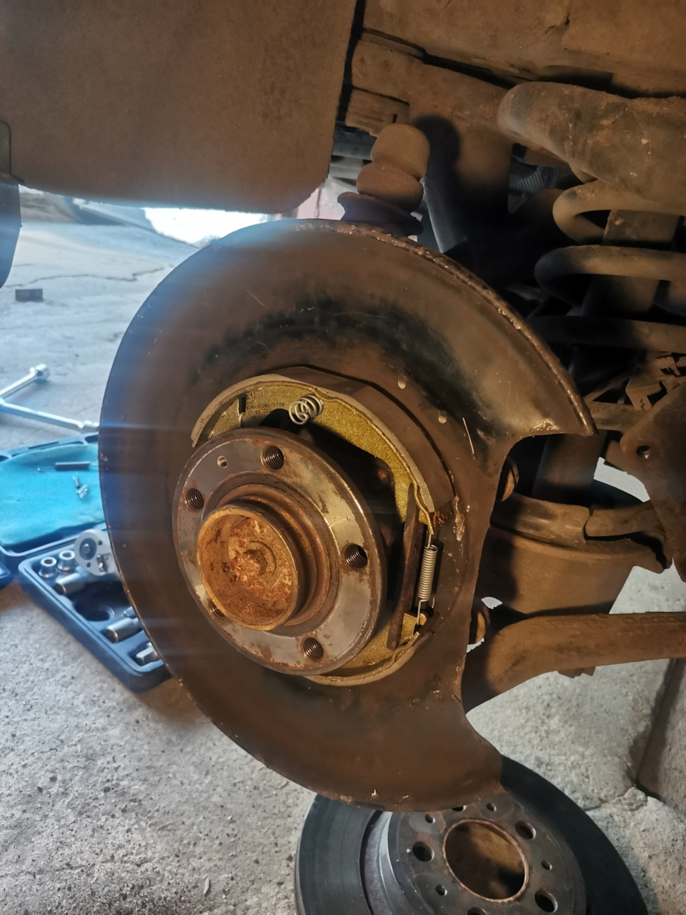 Замена колодок стояночного тормоза — Volvo XC90 (1G), 2,5 л, 2012 года ...