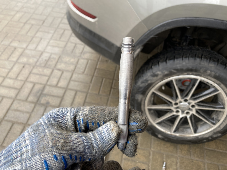 Шпилька для замены колёс. — Skoda Kodiaq (1G), 1,4 л, 2020 года ...