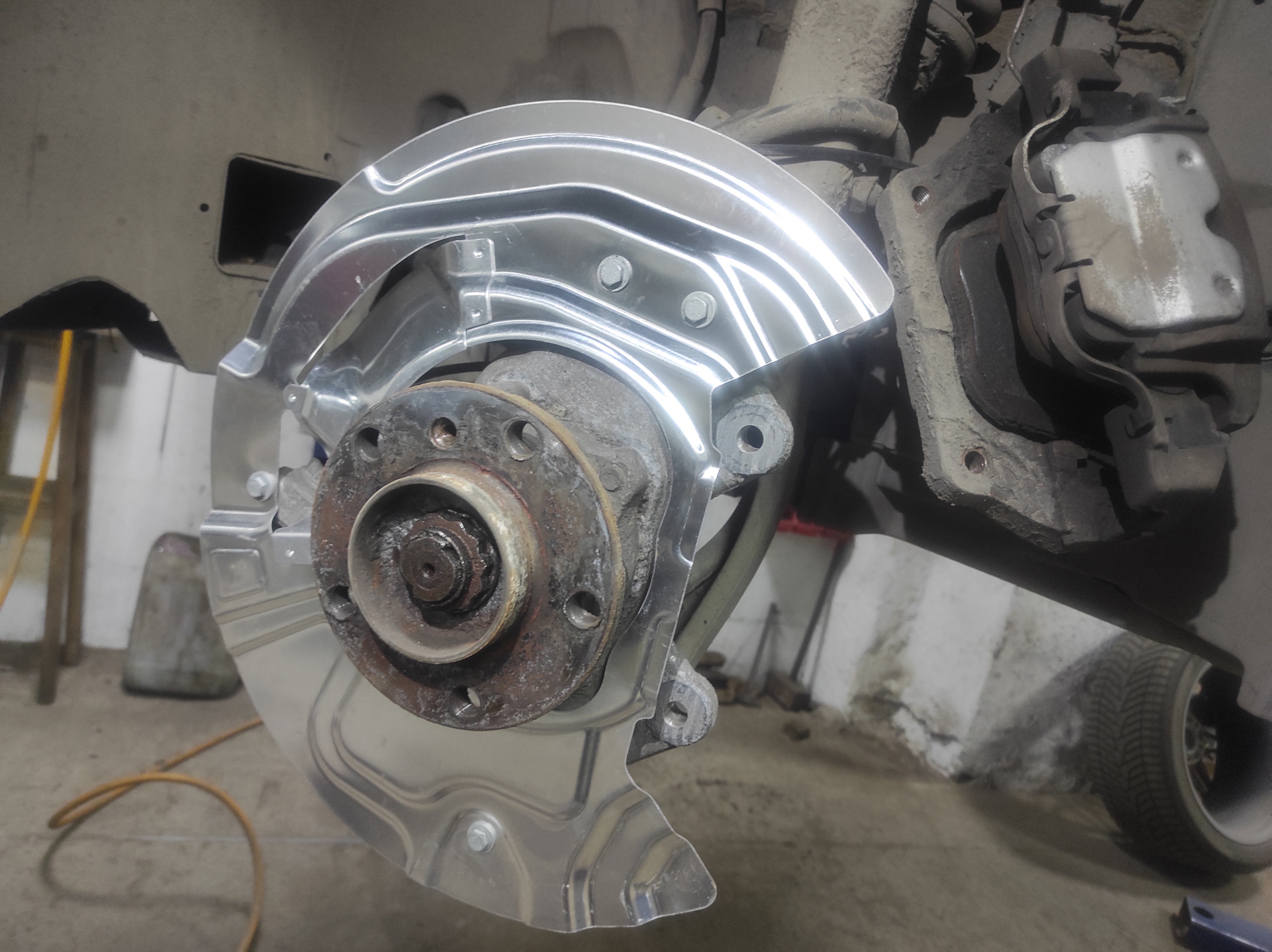 Замена передних тормозных кожухов — BMW X5 (E70), 3 л, 2009 года ...