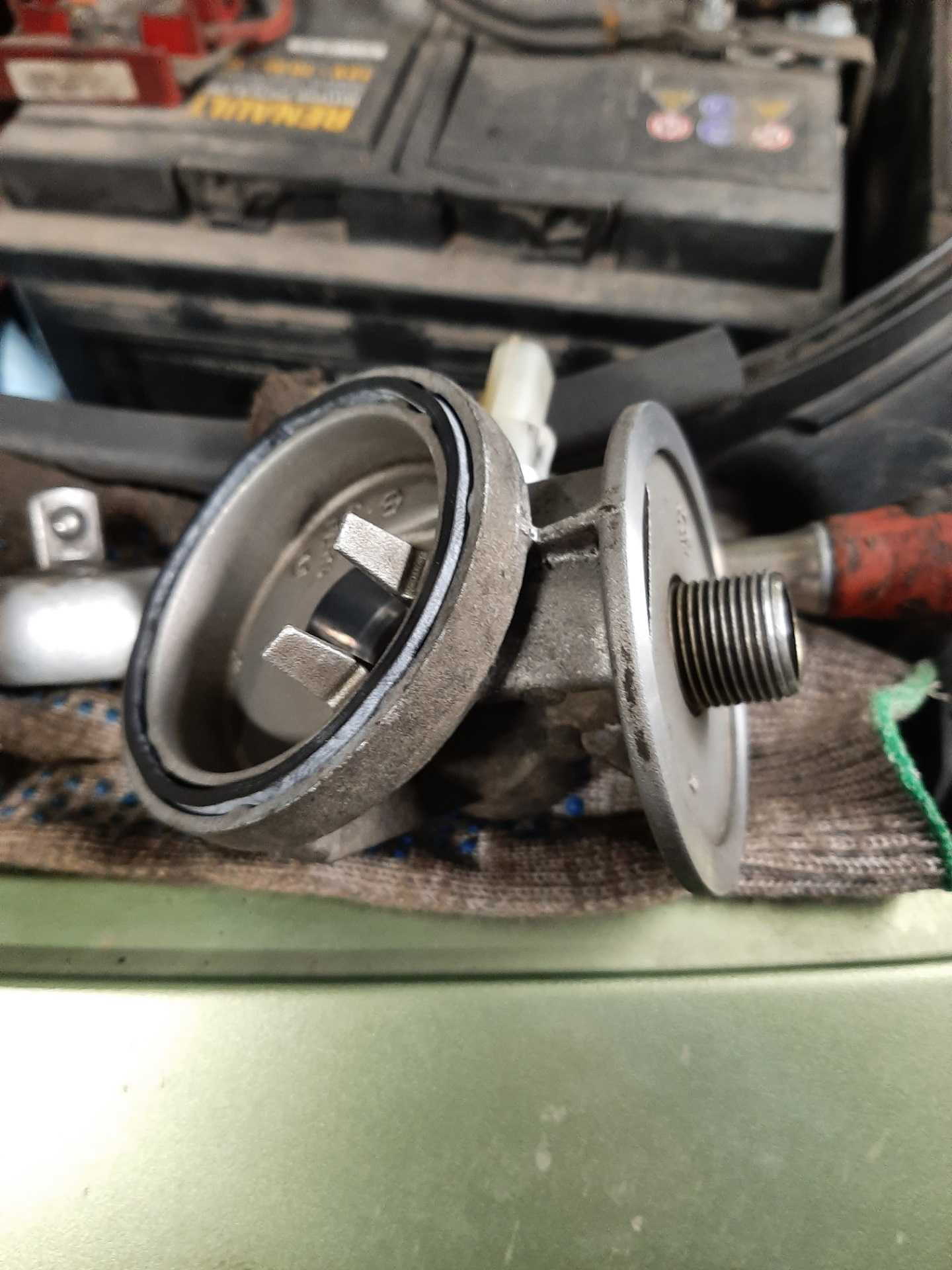 Замена прокладок-колечек масло охлодителя. — Renault Grand Scenic II, 1 ...