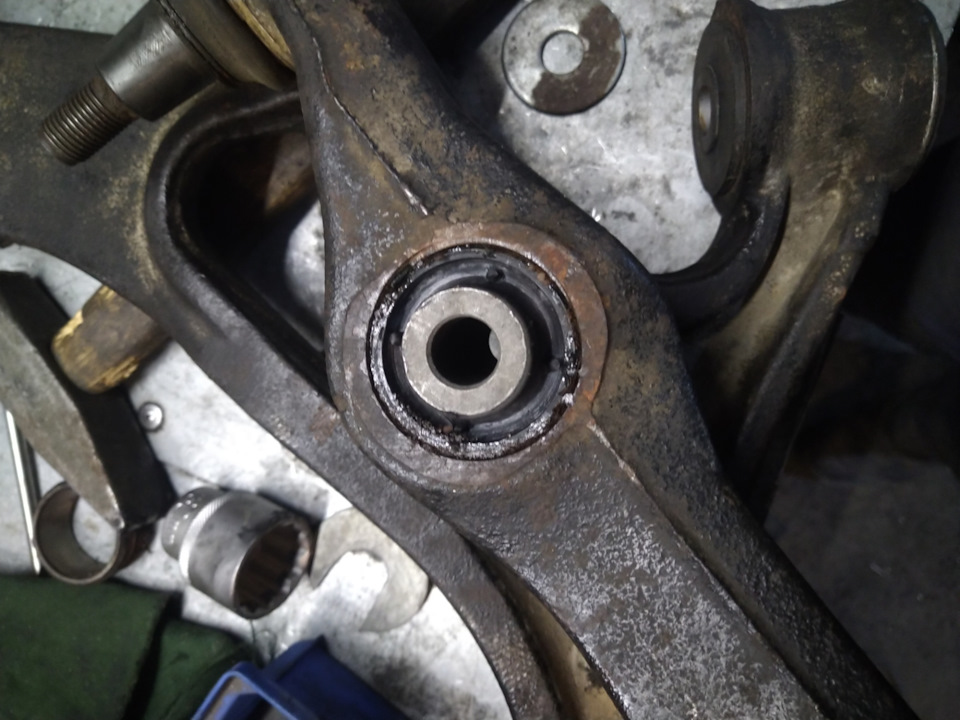 Замена салейнтов нижних рычагов и — Volkswagen Touareg (1G), 2,5 л ...