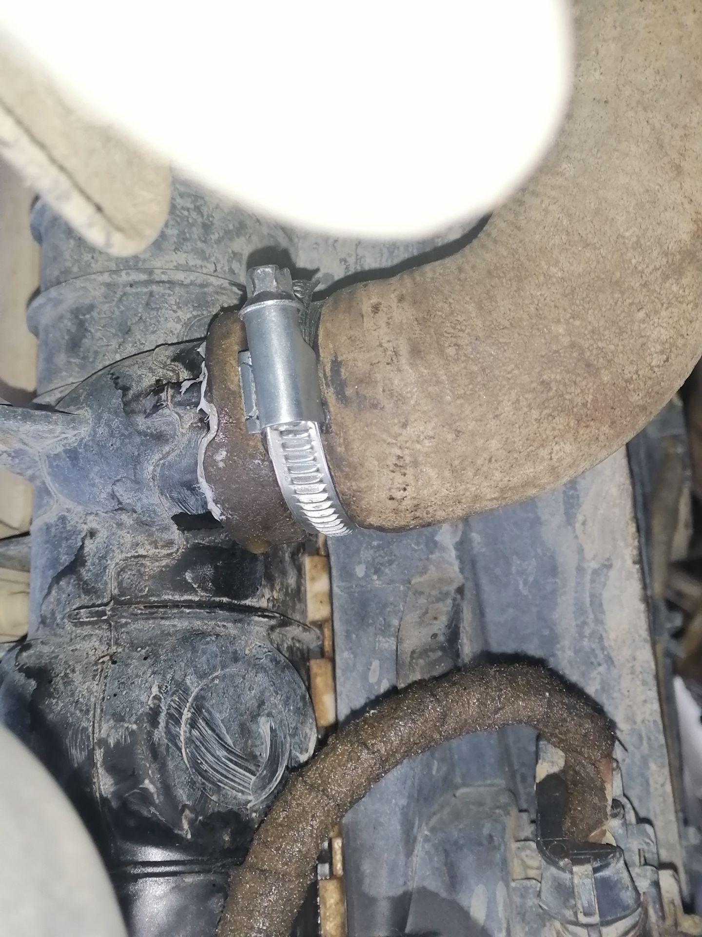 # 35 замена патрубка радиатора Gates — Opel Astra H, 1,6 л., 2010 года ...