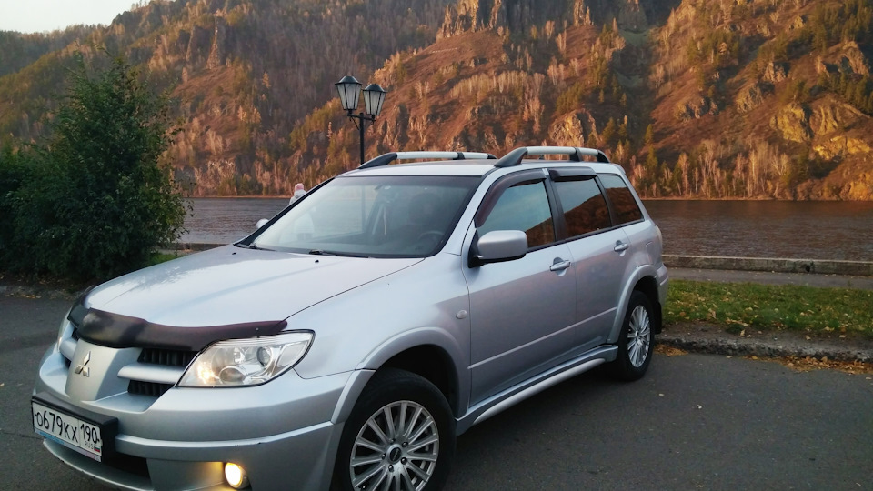 Клипса держателя капота — Toyota Yaris (p2), 1,3 л, 2006 года ...