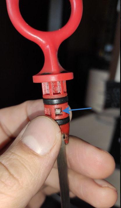 Разница между масляными щупами 8653597 и 9497557 — Volvo XC70 II, 2,5 л ...