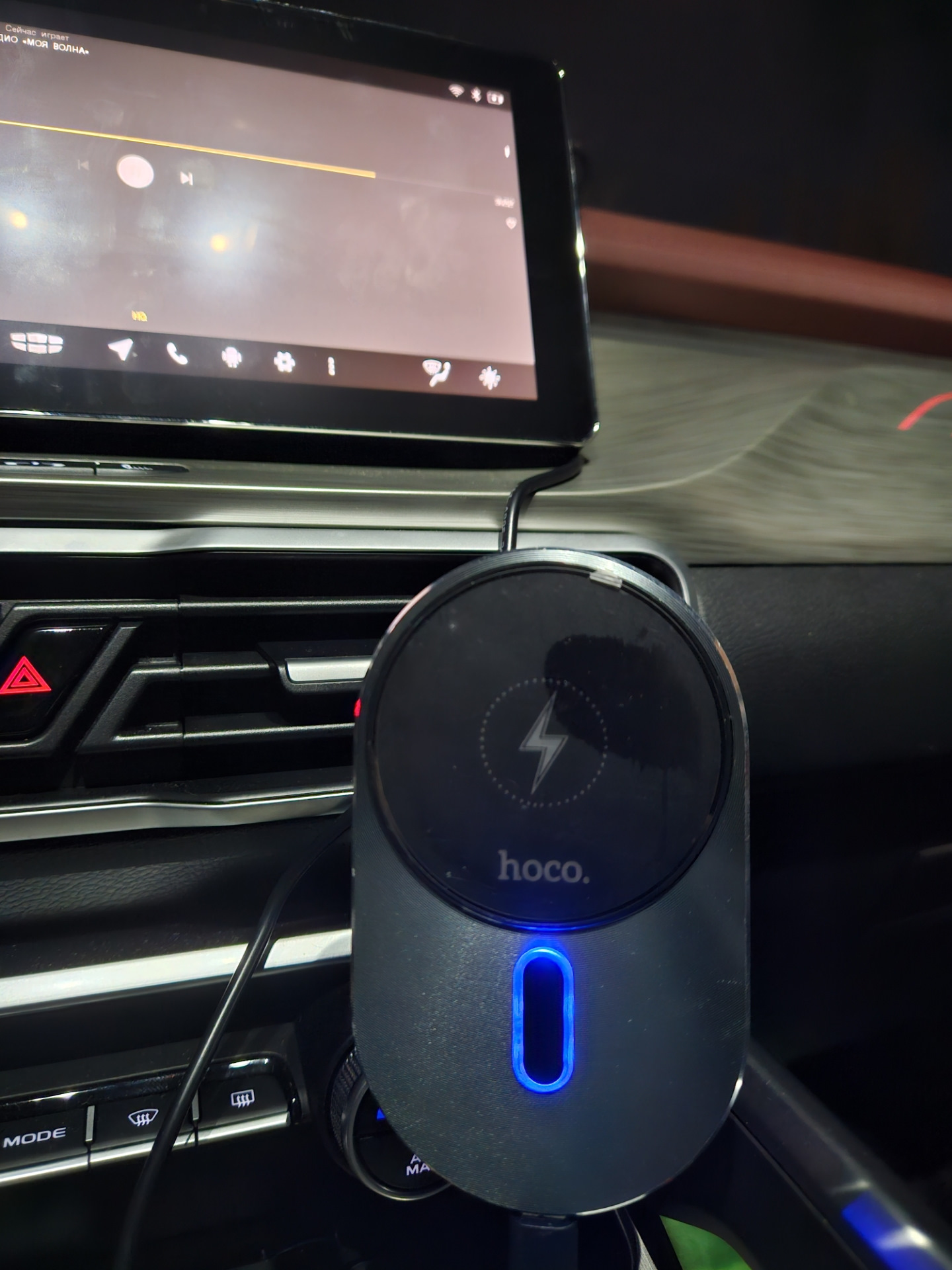 Неплохой держатель с беспроводной зарядкой фирмы hoco — Geely Coolray ...