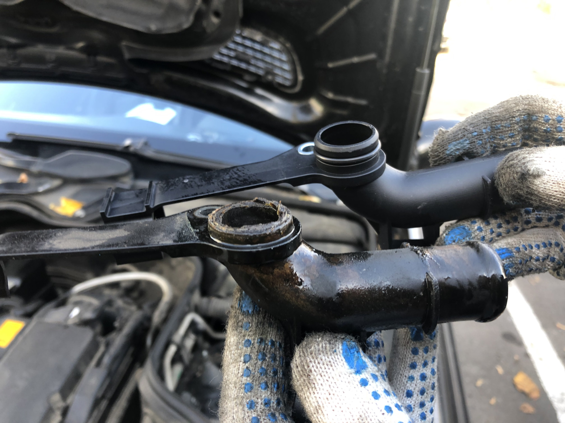 Потеет/затягивает лобовое стекло в салоне w211, меняем патрубок ...