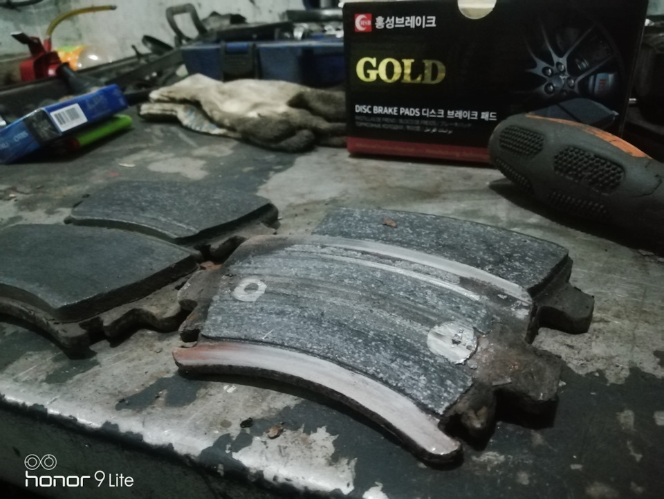 Замена задних тормозных колодок — Volkswagen Passat B6, 2 л, 2007 года ...