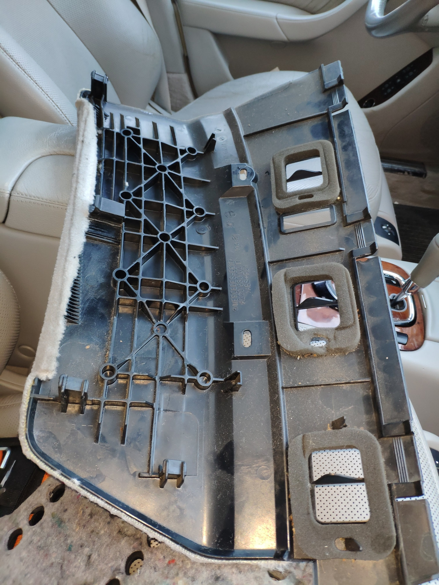 Поменял фильтры салона — Mercedes-Benz S-Class (W220), 3,7 л, 2002 года ...