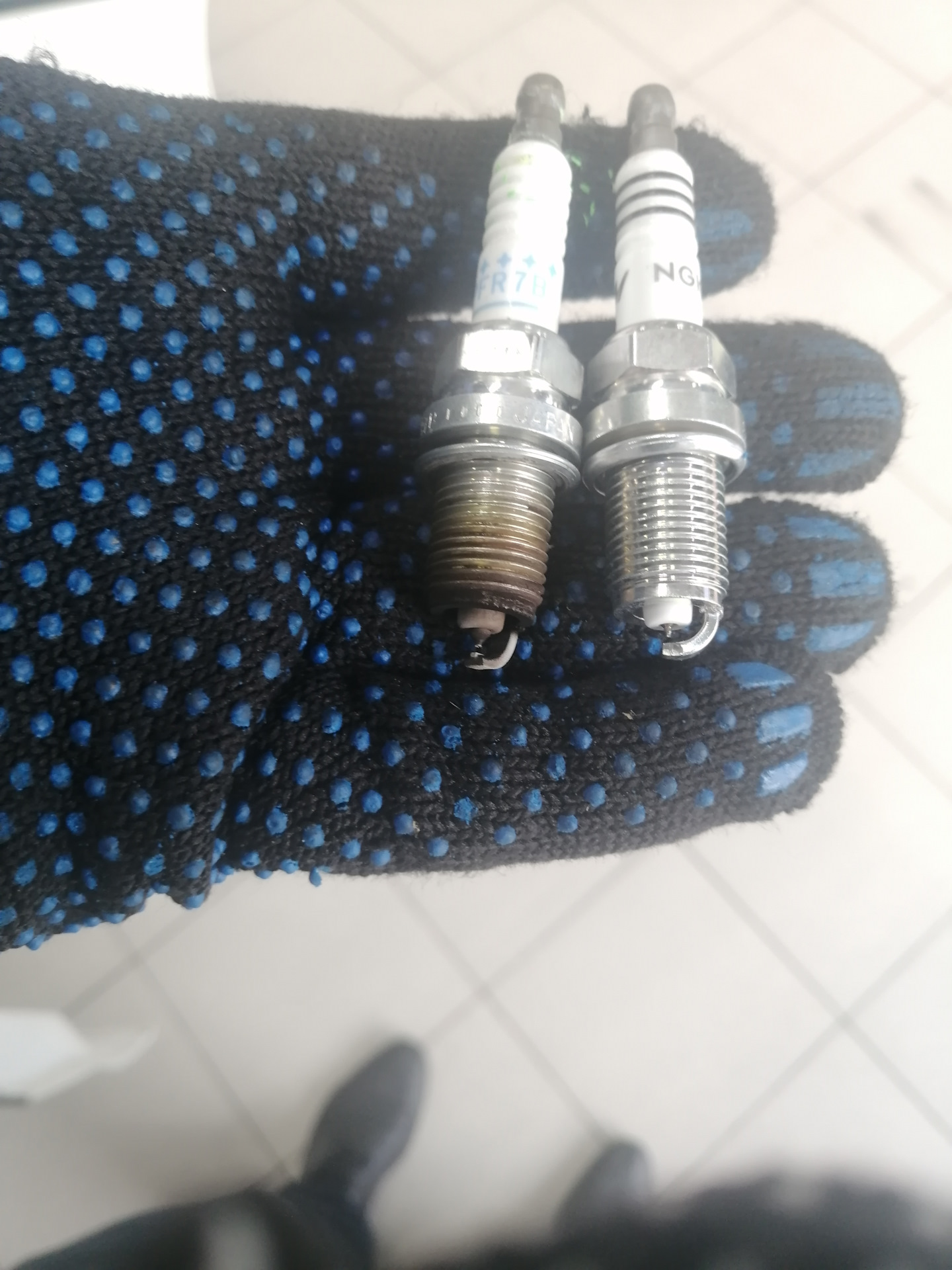 №31 Свечи зажигания NGK 2668 — Volkswagen Passat CC, 2 л, 2012 года ...