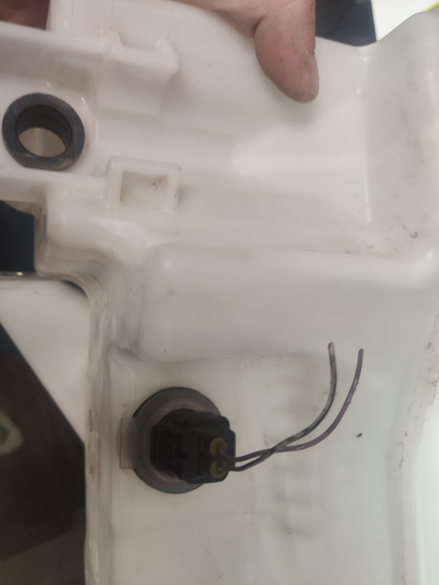 Датчик уровня омывателя. Washer Fluid Level. — Toyota Prius (50), 1,8 л ...