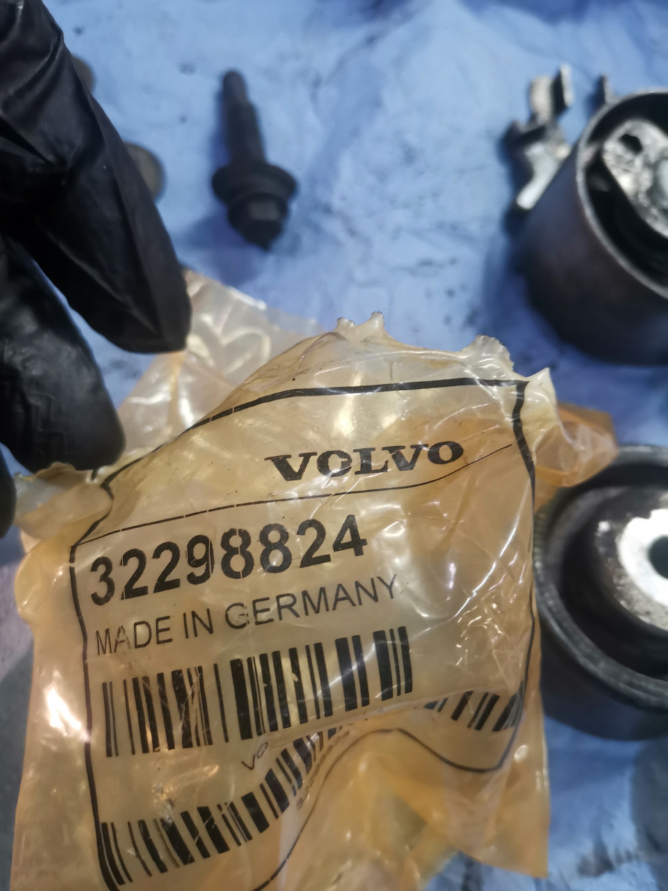 32298824 Натяжной ролик Volvo | Запчасти на DRIVE2