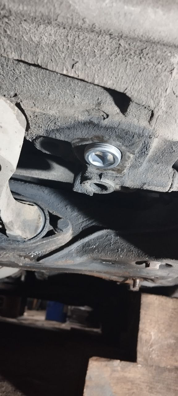 замена пробок на мкпп5 — Volkswagen Bora (1G), 2 л, 2000 года ...