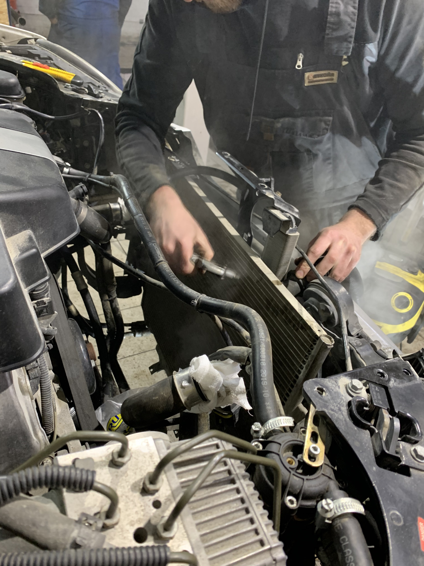 Замена основного радиатора охлаждения двигателя. — Mercedes-Benz E ...