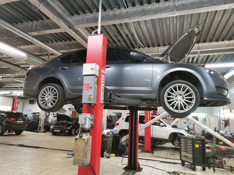 Замена ролика натяжителя и подшипника компрессора кондиционера — Skoda