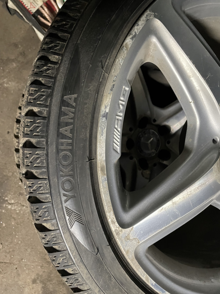 Шины зимние шипованные Yokohama 255/40 R18, литые диски Mercedes 8 ...