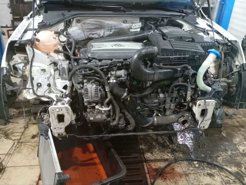 Замена основного радиатора — Volkswagen Tiguan (1G), 2 л, 2012 года ...