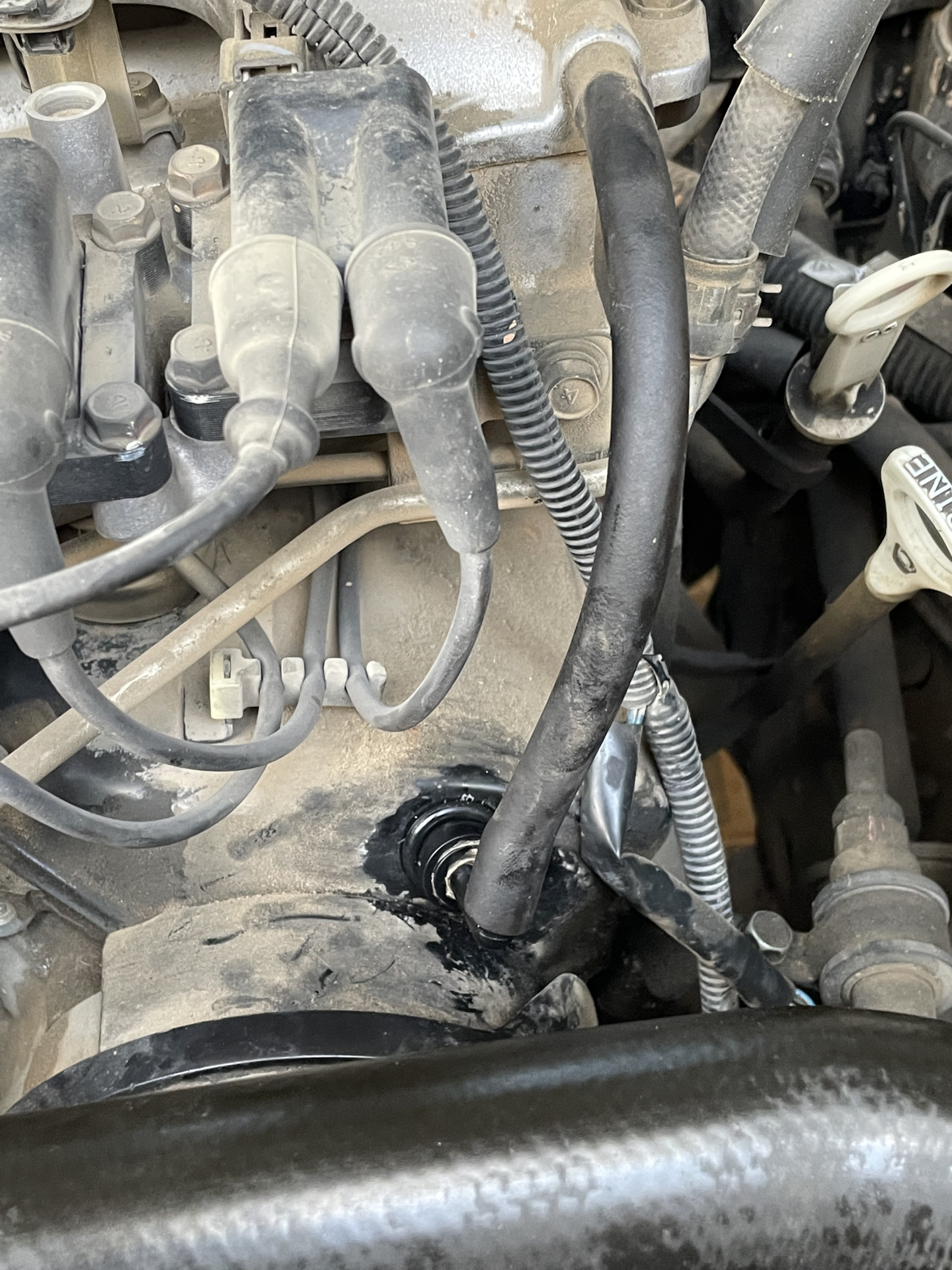 Течь прокладки PCV клапана — Mitsubishi Pajero (3G), 3 л, 2006 года ...