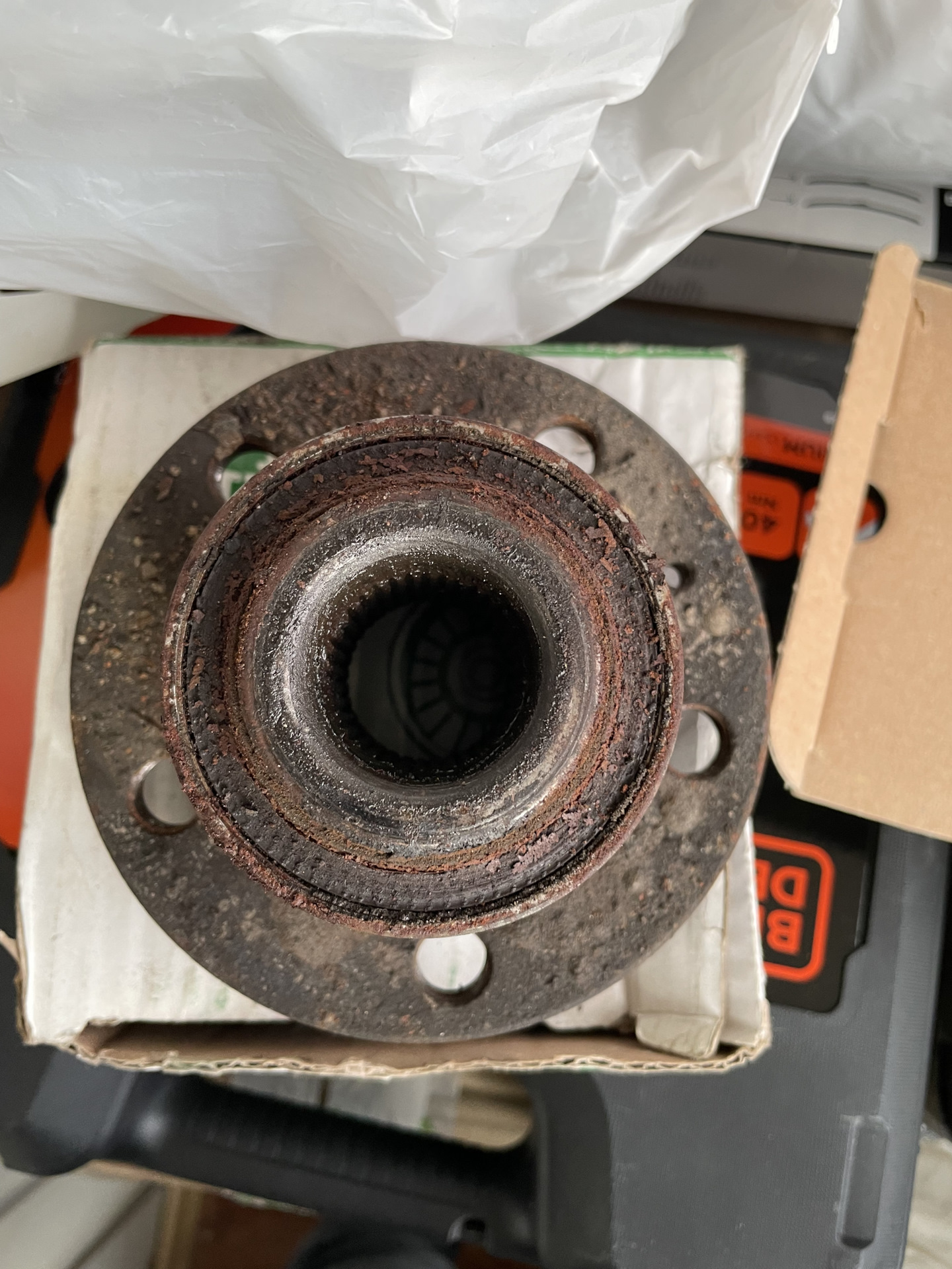 #21 Замена левой передней ступицы, стойки стабилизатора — Skoda Rapid ...