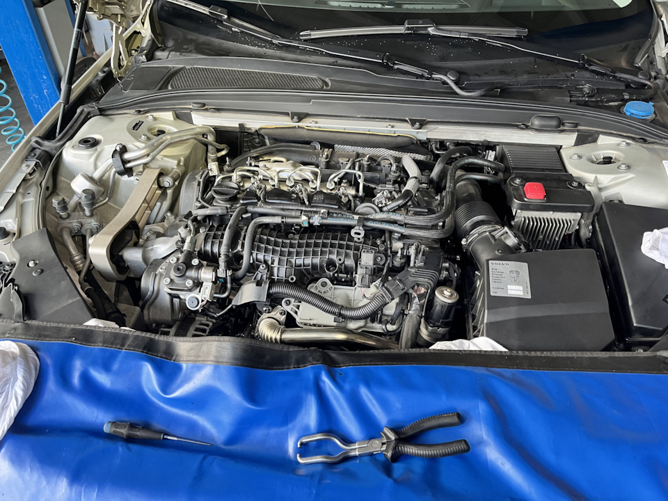 Замена прокладки клапанной крышки — Volvo V60 (2G), 2 л, 2018 года ...