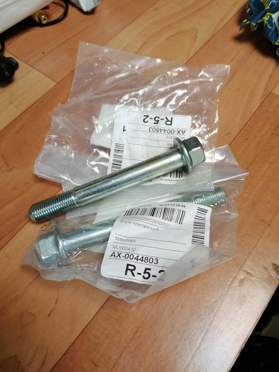 MU000412 Болт рессоры задней Mitsubishi | Запчасти на DRIVE2