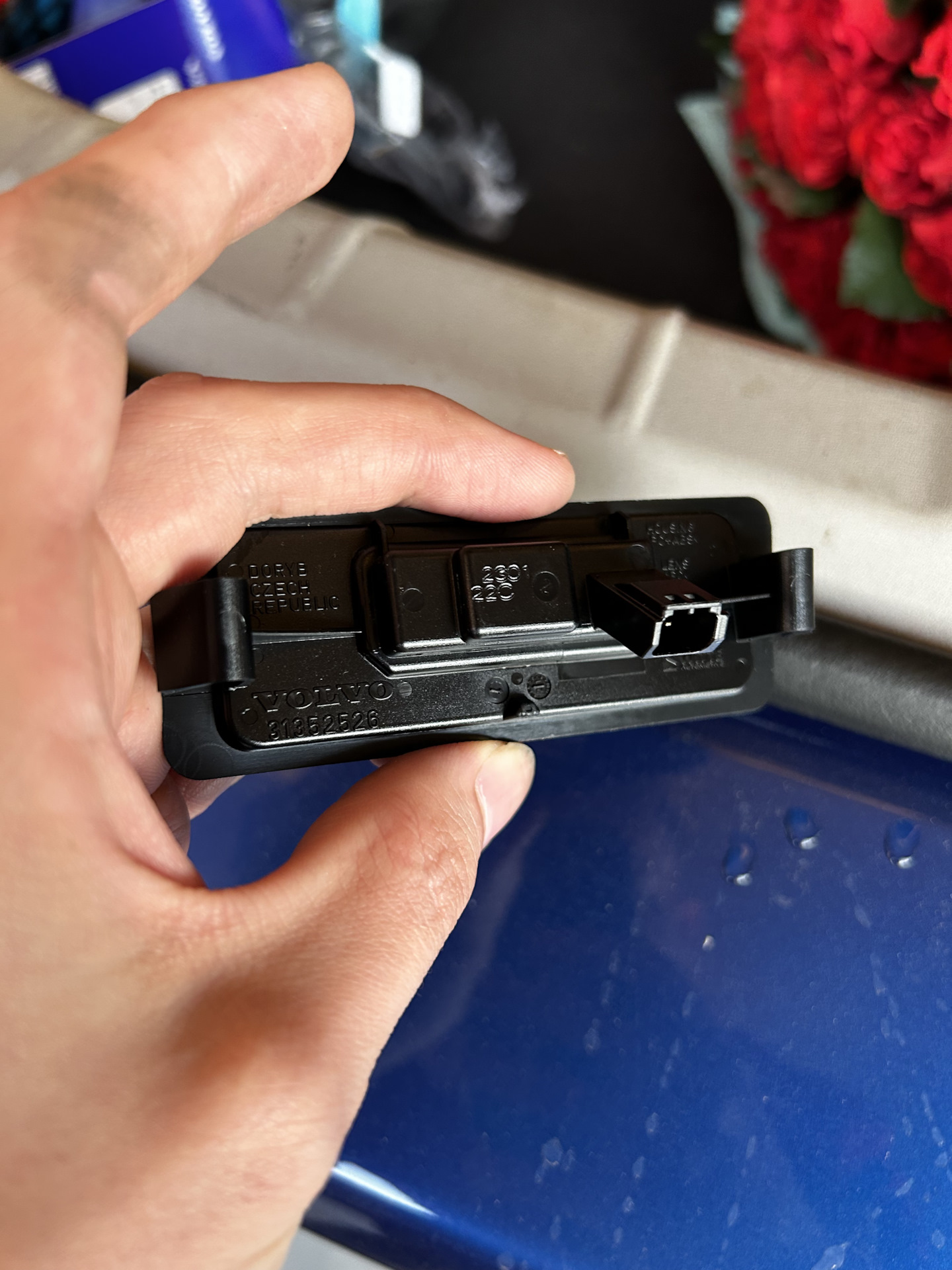 #26_Замена плафонов подсветки номера — Volvo C30, 2,4 л, 2008 года ...