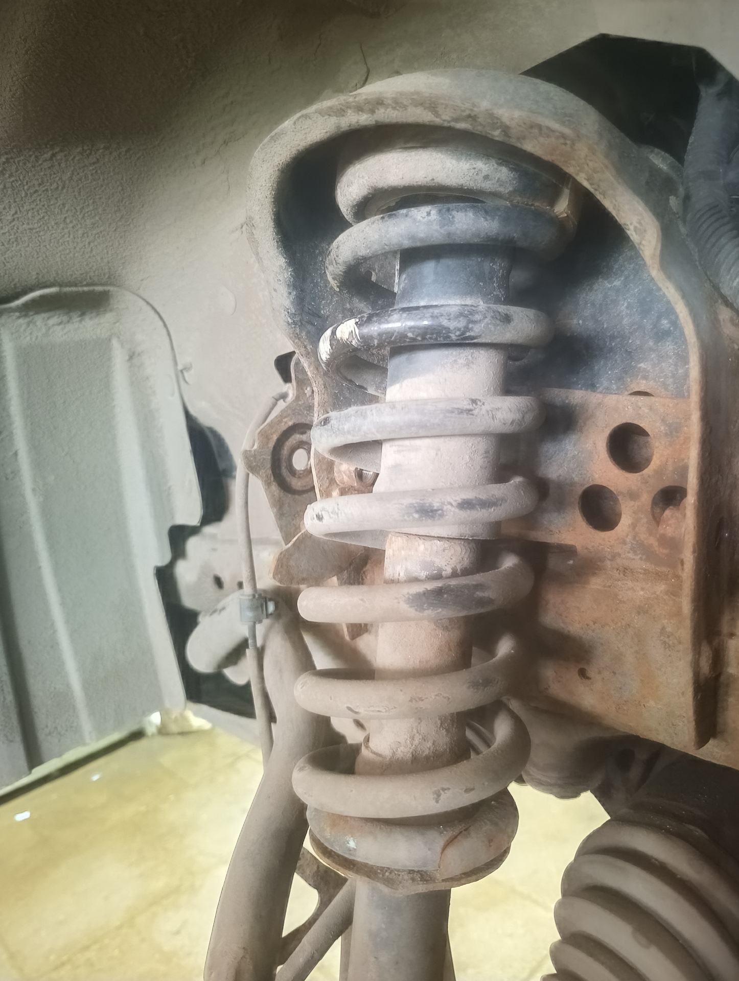 139. Замена передних пружин — Chevrolet TrailBlazer (2G), 2,8 л, 2014 ...