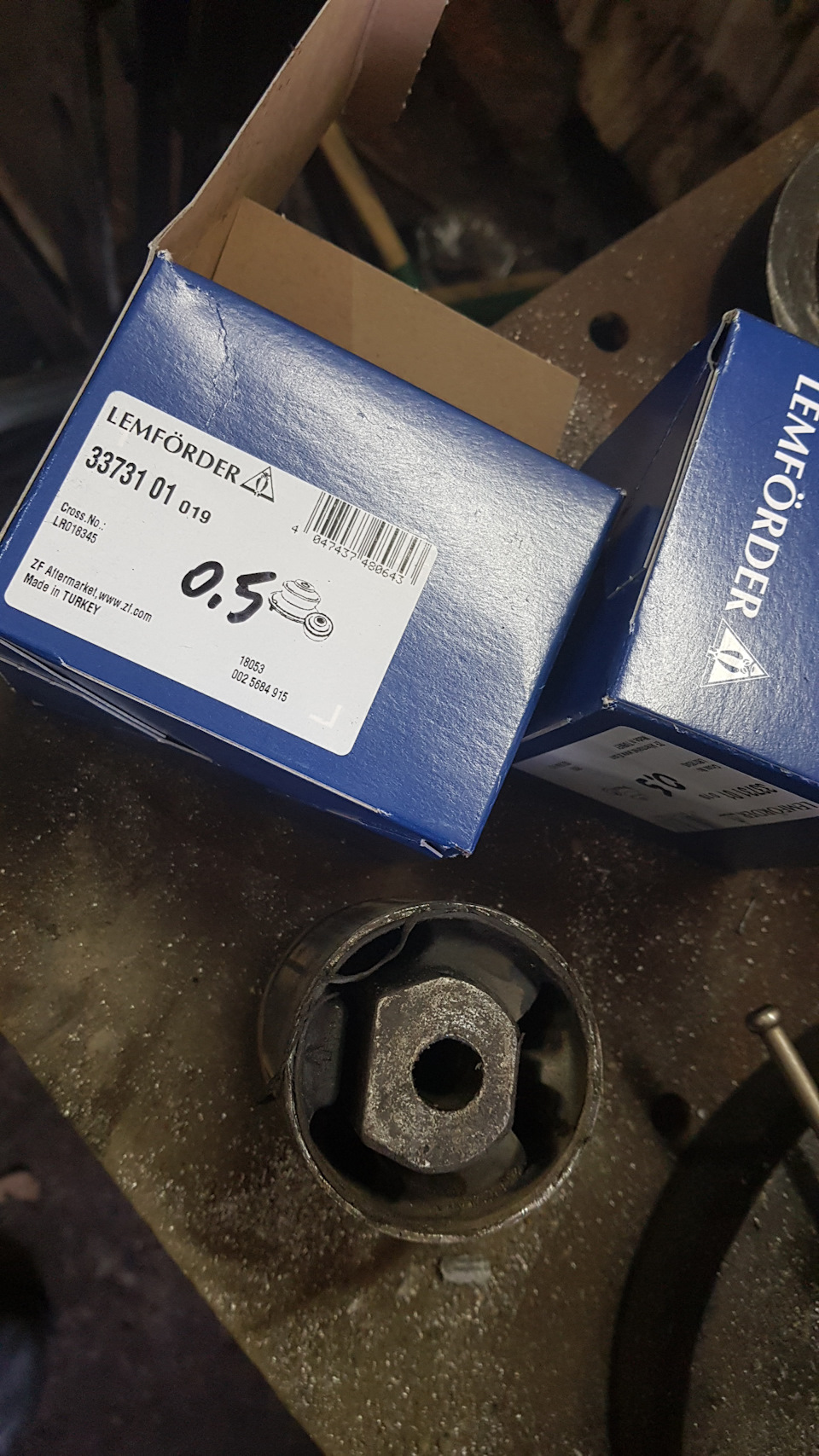 LR018345 Втулка с заплечиком Jaguar Land Rover | Запчасти на DRIVE2