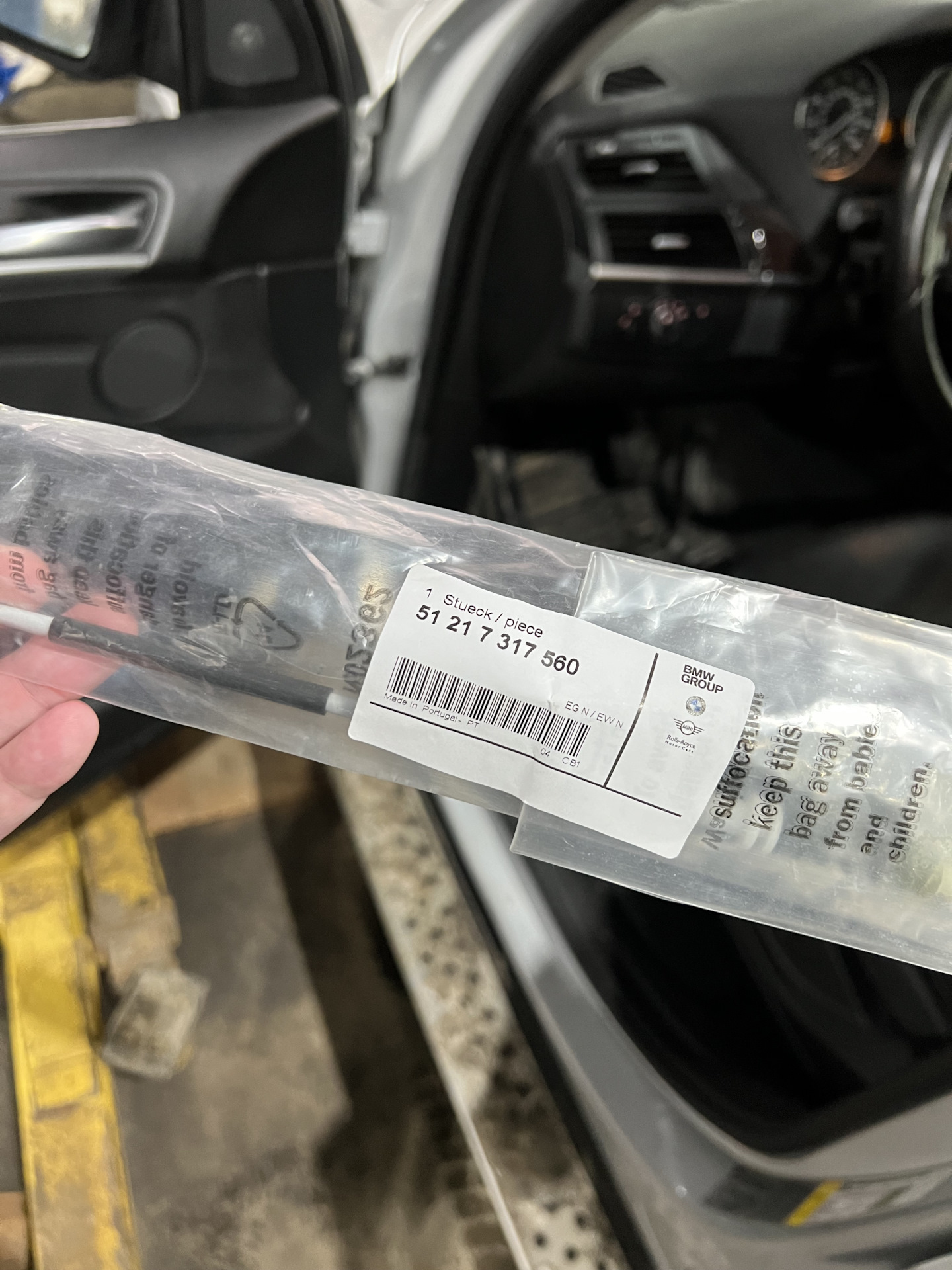 Перестала закрываться водительская дверь в мороз, плохо открывается ...