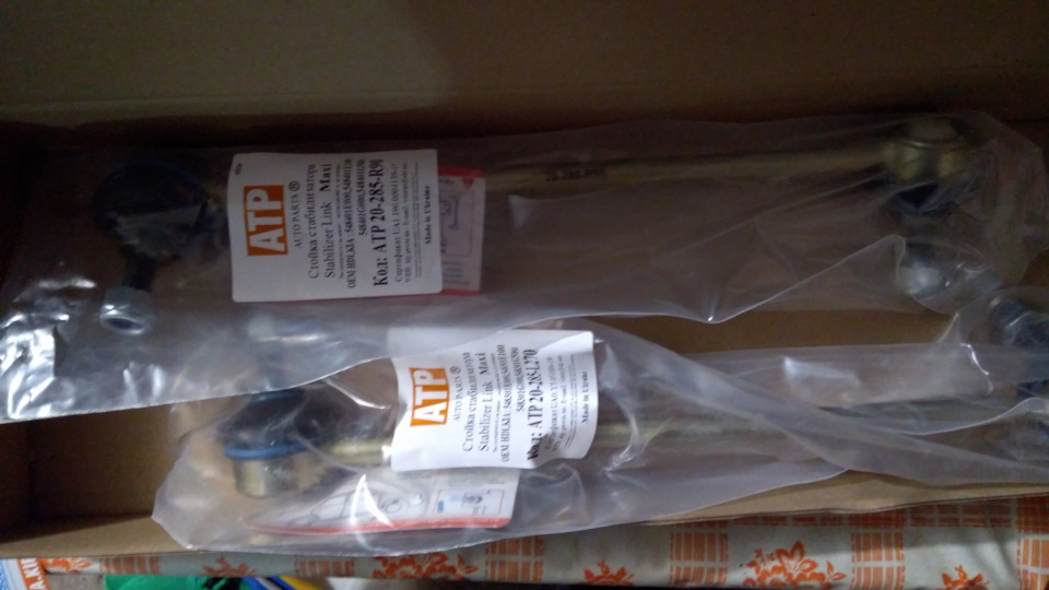 Замена тормозных колодок Hi-Q SP1186, втулок стабилизатора со стойками ...