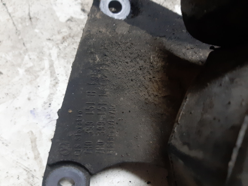 Замена подушки МКПП VW T5 — Volkswagen Caravelle (T5), 2 л, 2010 года ...