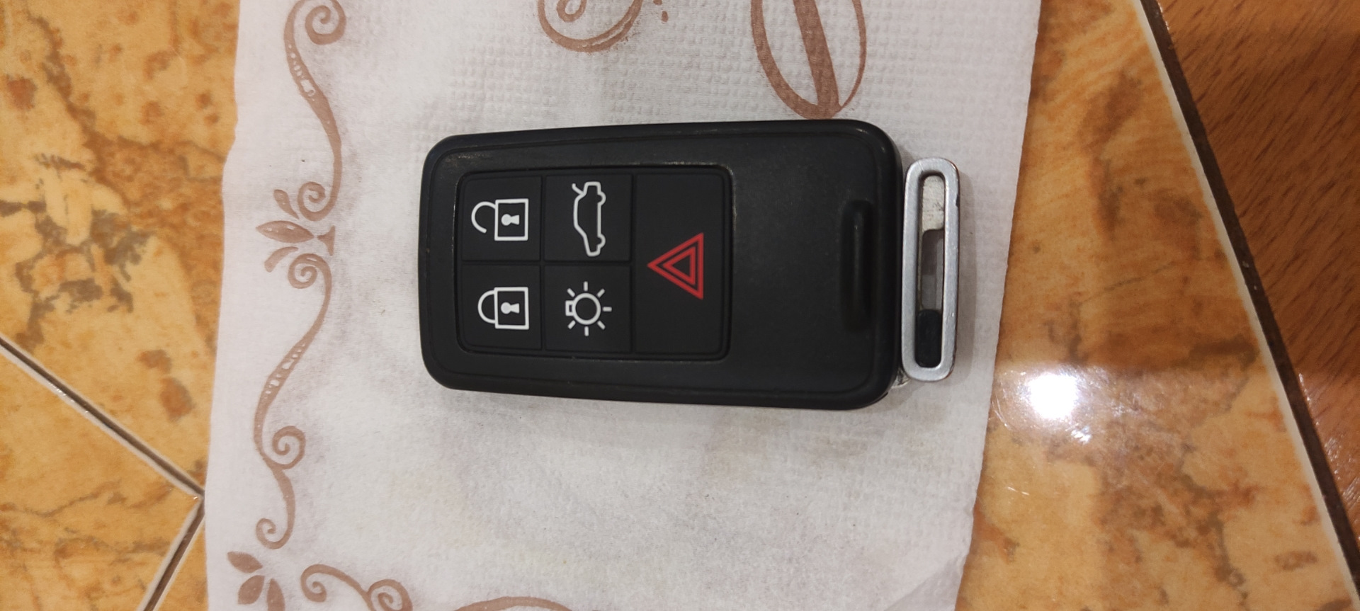 Сетки в багажник и кнопки ключа — Volvo XC70 III, 2,4 л, 2009 года ...