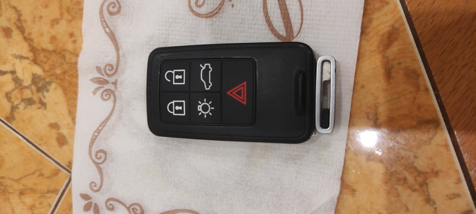 Сетки в багажник и кнопки ключа — Volvo XC70 III, 2,4 л, 2009 года ...