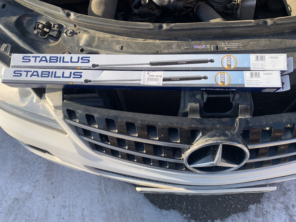 Замена амортизаторов капота — Mercedes-Benz M-Class (W164), 3,5 л, 2005 ...