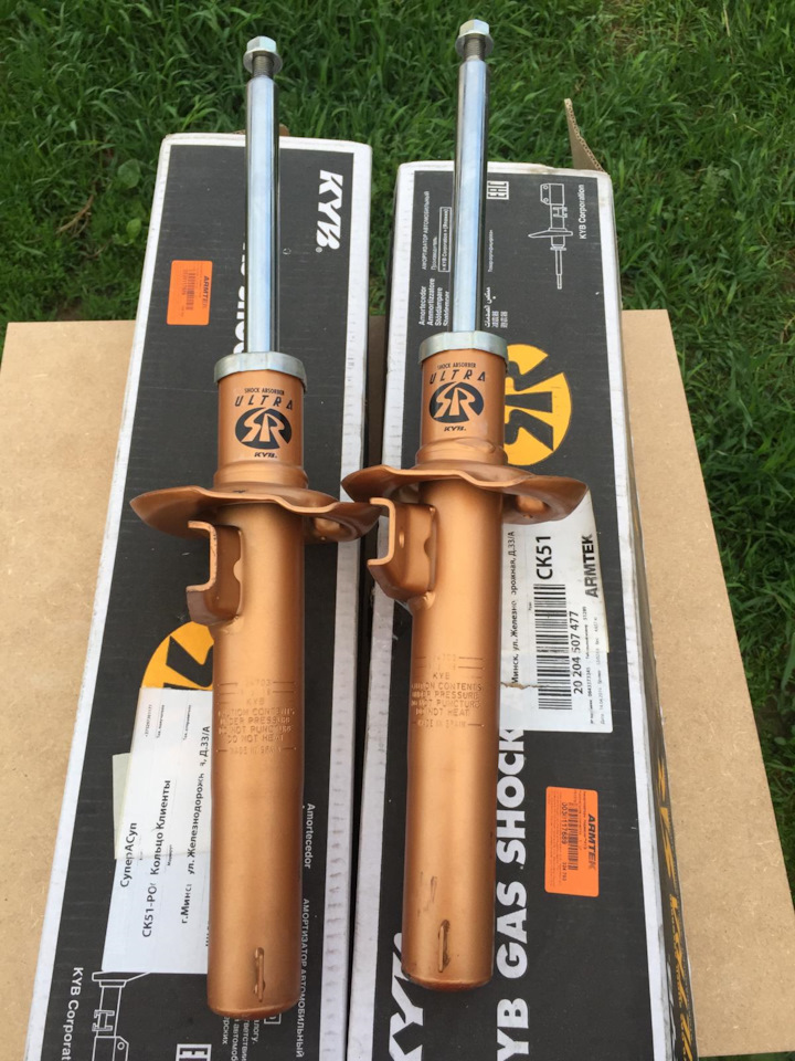 Амортизаторы передние KYB Ultra SR на Volkswagen Golf Mk6, Volkswagen ...