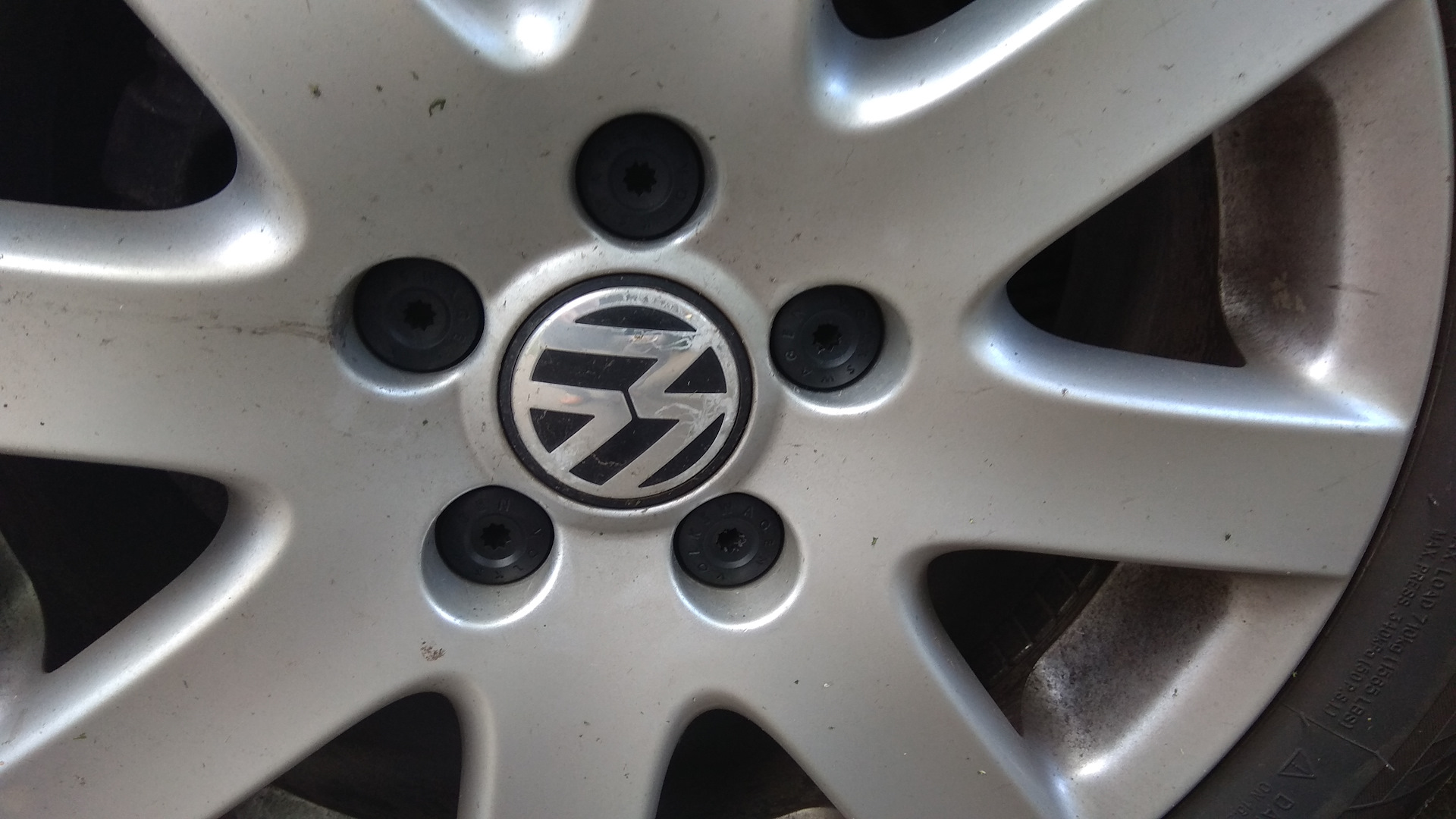 Ништяков много не бывает (колпачки колесных болтов) — Volkswagen Passat ...