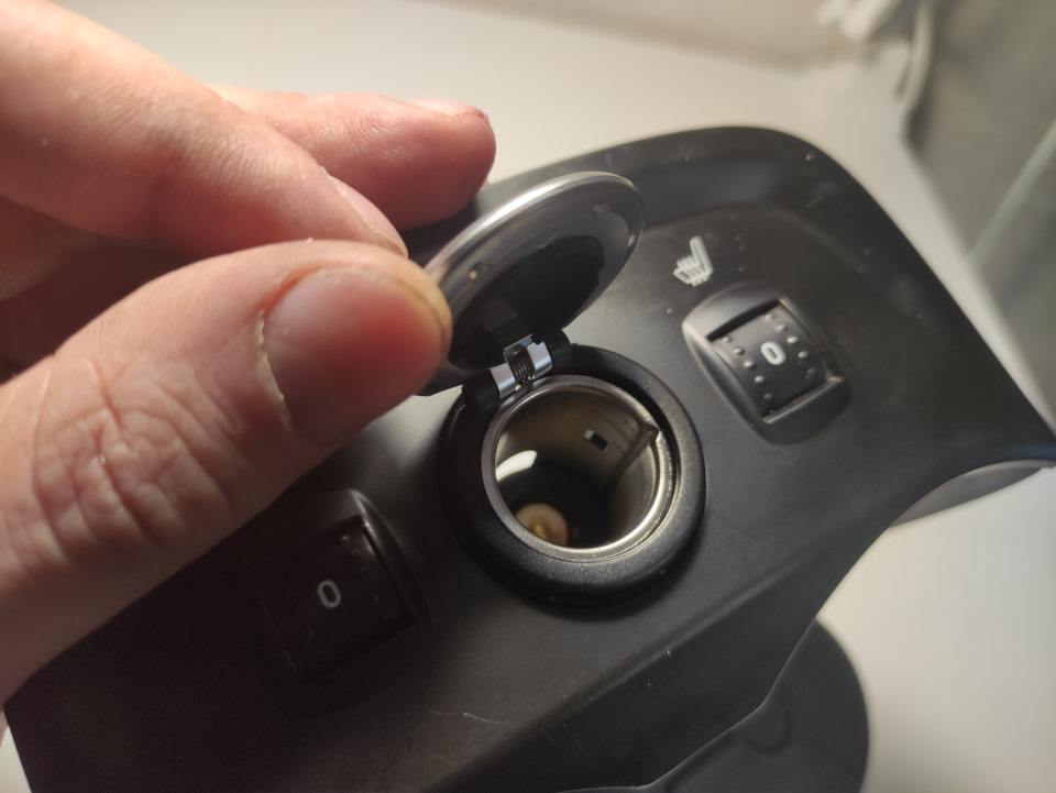 Сломалась крышка прикуривателя 1747187 — Ford Focus Hatchback III, 1,6 ...