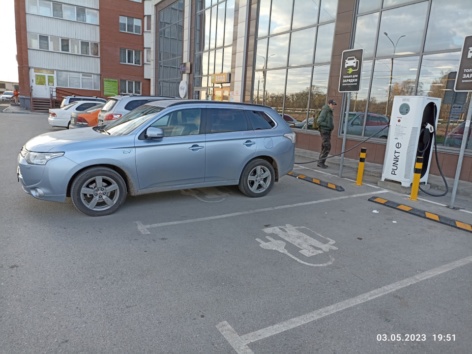 Платная электро заправка в Новосибирске — Mitsubishi Outlander PHEV, 2 ...