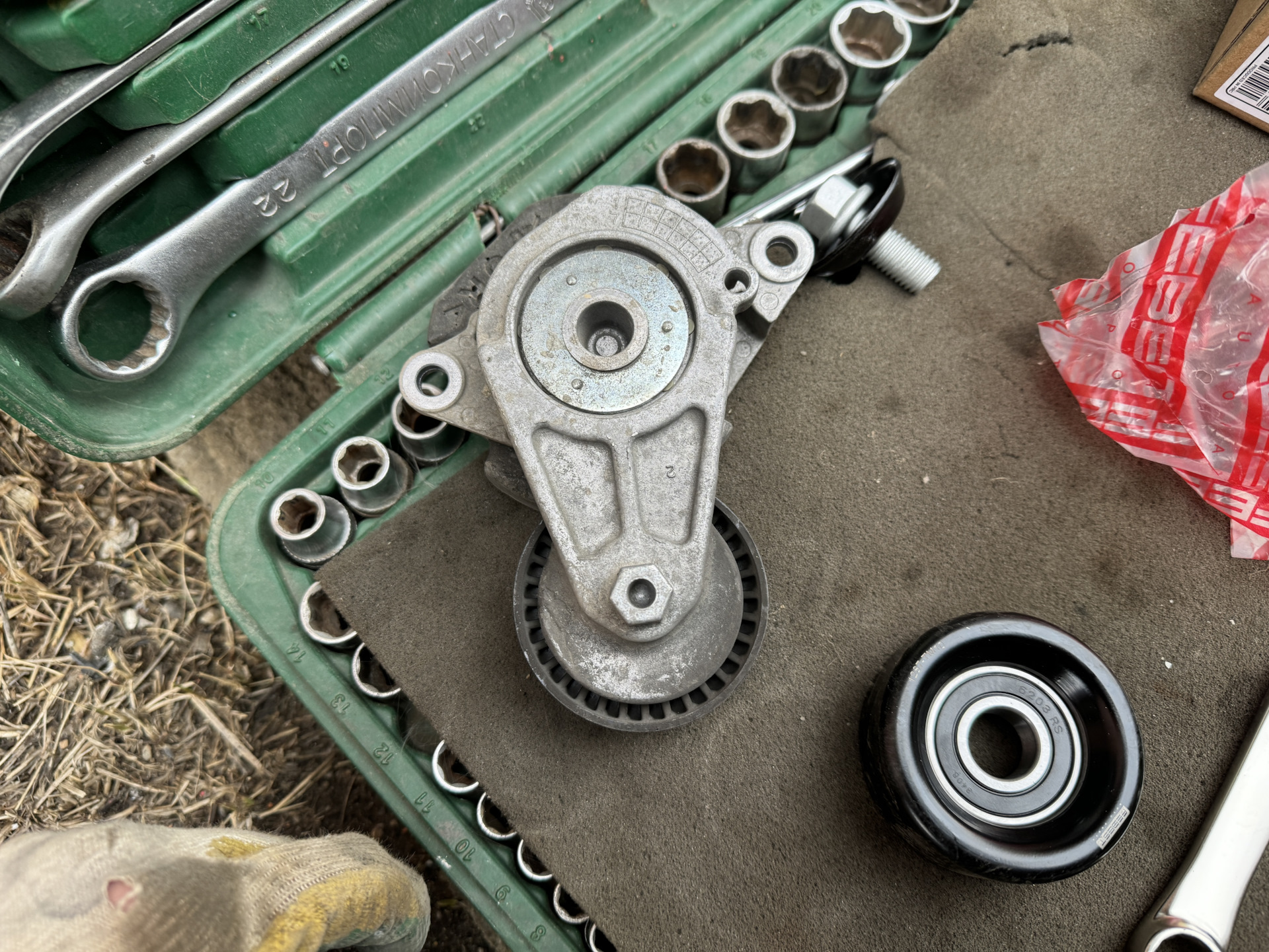 Ролик натяжителя — Toyota RAV4 (5G), 2,5 л, 2020 года | своими руками ...