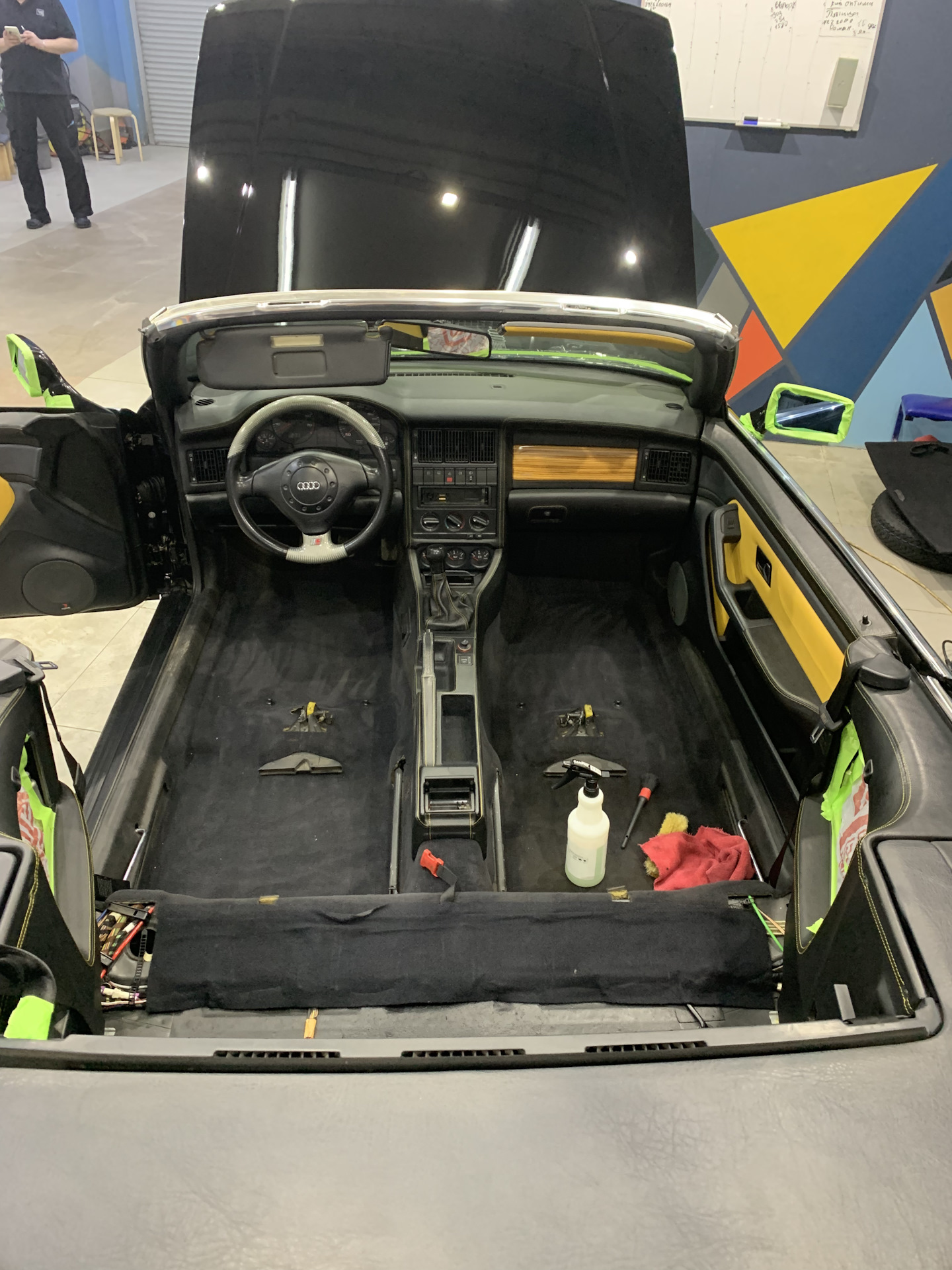 Перетяжка салона Кабрика в бежевую кожу — Audi Cabriolet B4 1 8 л