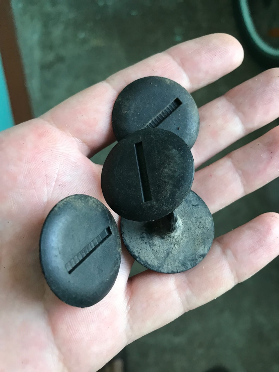 A0009917298 Пистон крепл. накладки порога Mercedes | Запчасти на DRIVE2