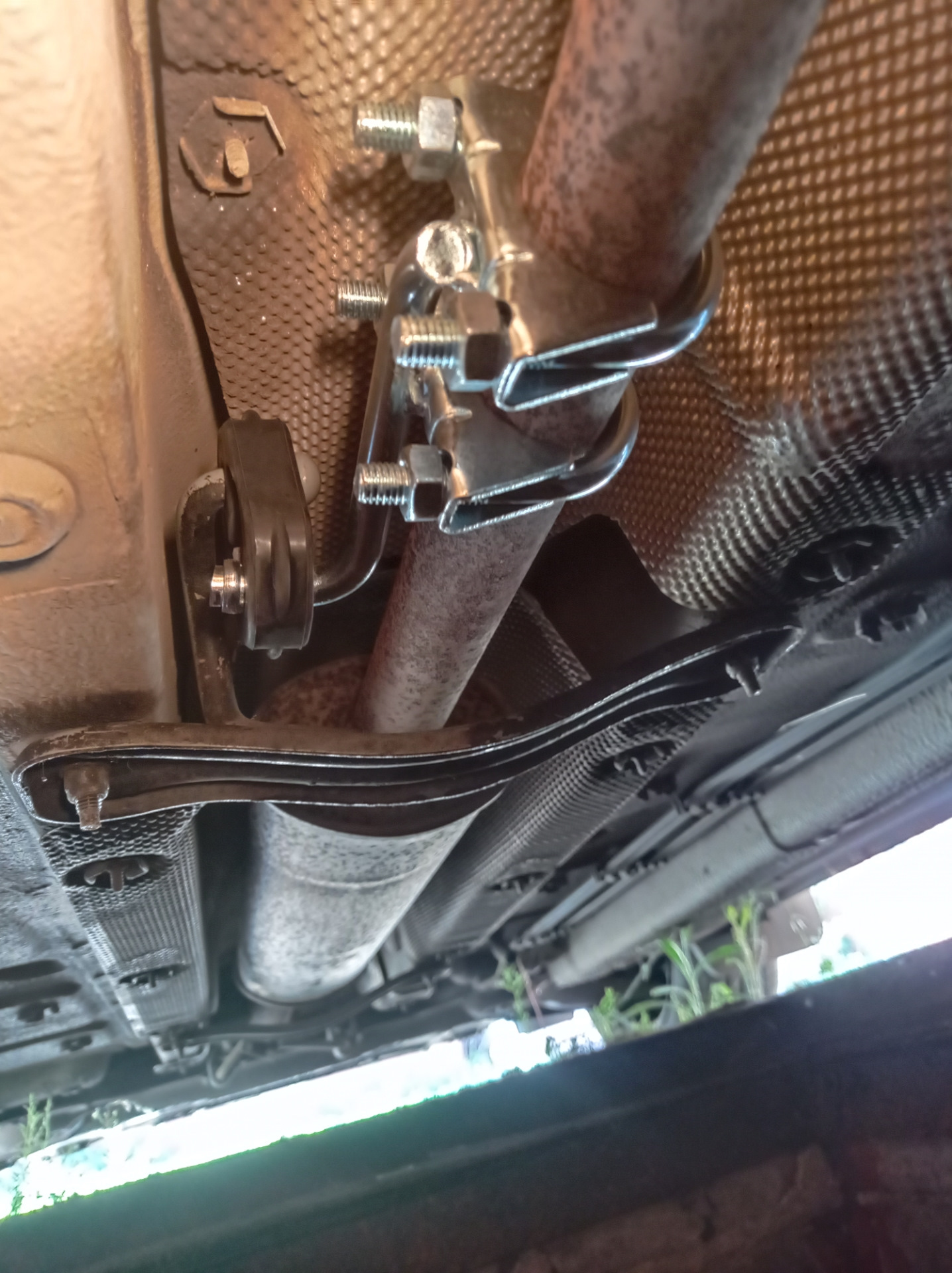 Дополнительное крепление выхлопной трубы — Lada Vesta SW (1G), 1,6 л ...