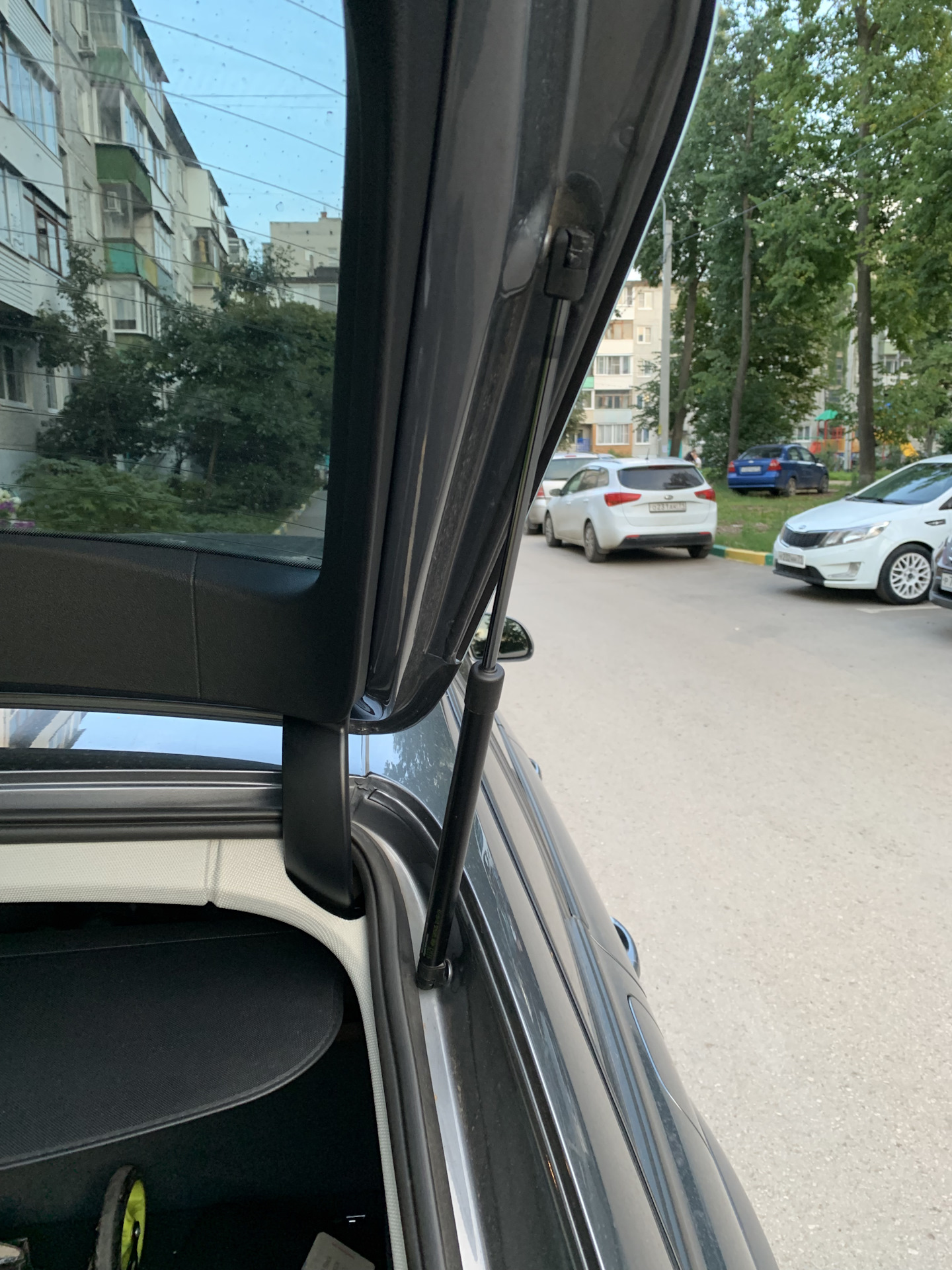 Замена амортизатора крышки багажника — Audi A4 Allroad (B8), 2 л, 2014 ...