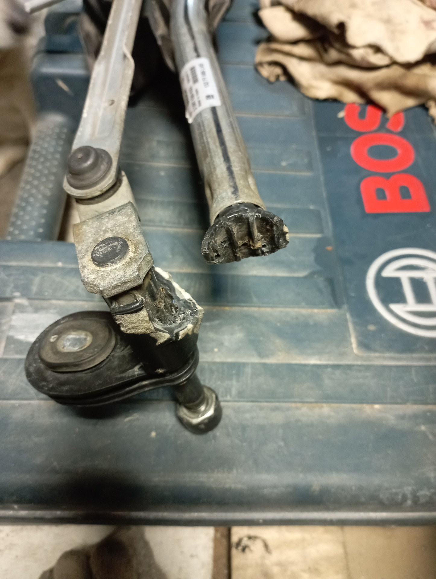 Сломалась трапеция дворников — Opel Astra H, 1,6 л, 2012 года | поломка ...