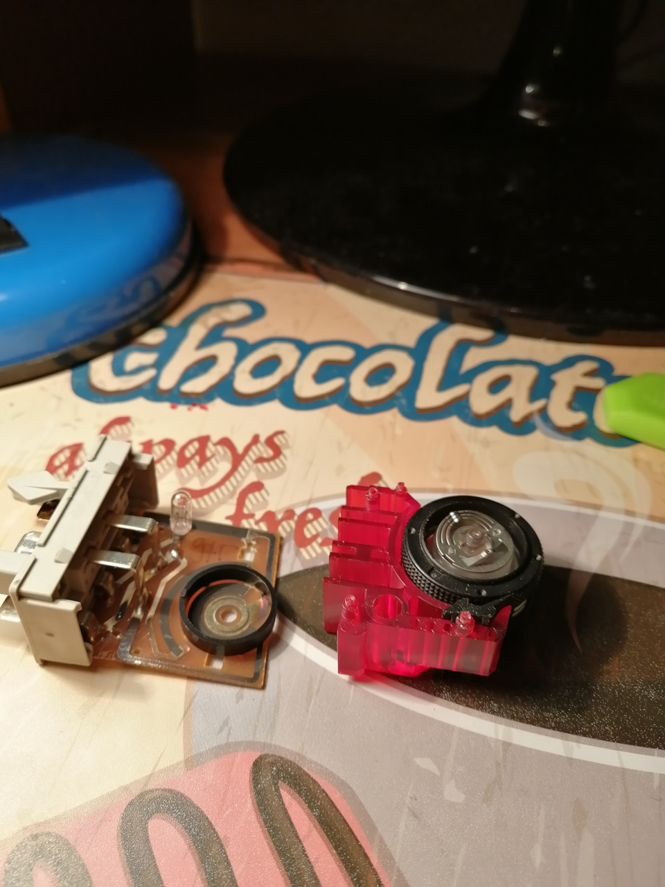 Замена лампочки в кнопке корректора фар — Audi 80 B4 2 л 1993 года своими руками Drive2