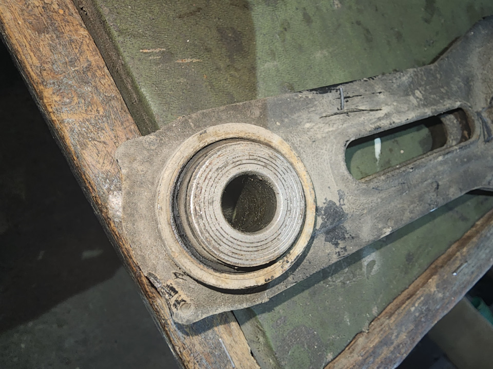 Замена нижней опоры двигателя. — Mitsubishi Outlander (3G), 3 л, 2016 ...