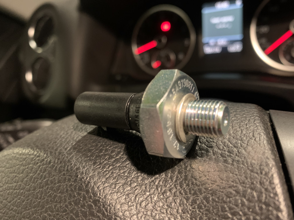 Датчик давления масла. — Volkswagen Tiguan (1G), 2 л, 2012 года ...