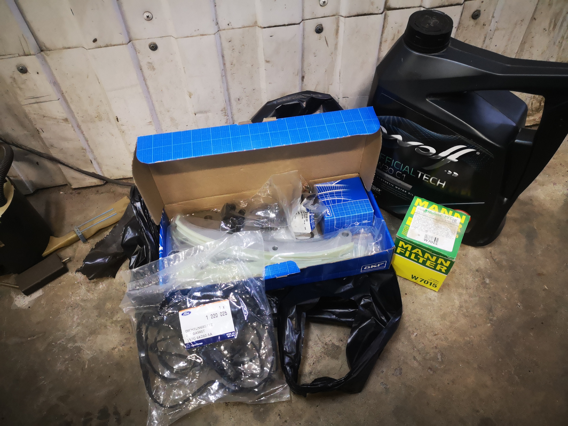 Цепь, вытянутая цепь. И разумеется ее замена. — Ford Mondeo III, 2 л ...