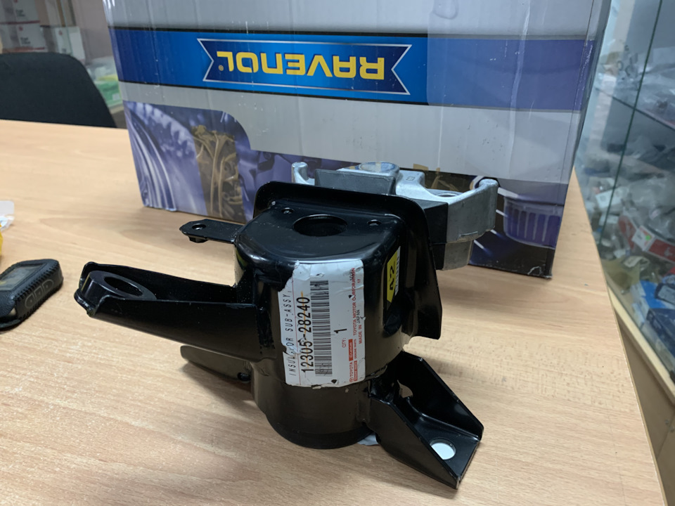 1230528240 Опора двигателя правая TOYOTA LEXUS | Запчасти на DRIVE2