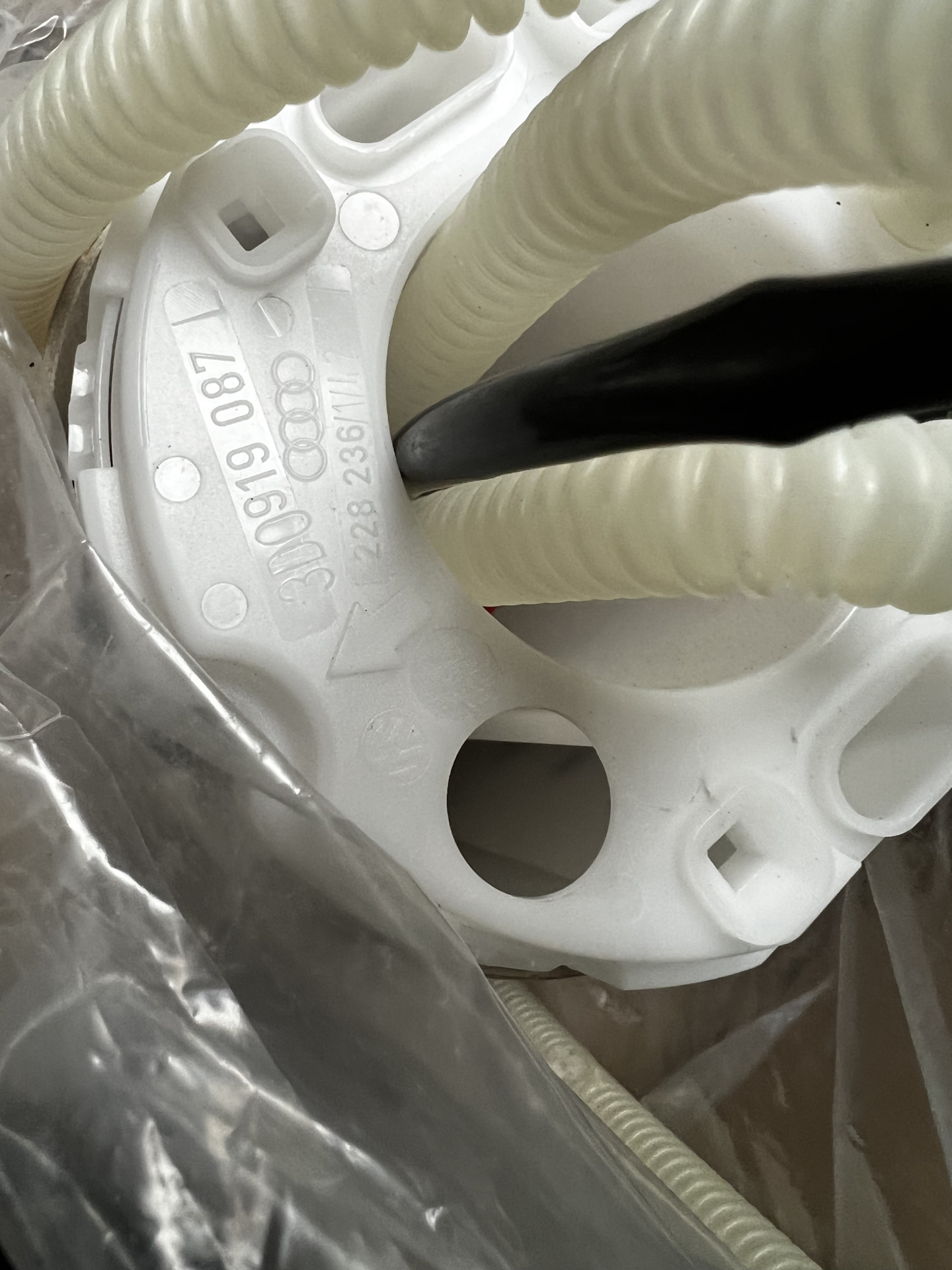 03. Замена топливных насосов — Audi A8 (D3), 6 л, 2004 года | визит на ...