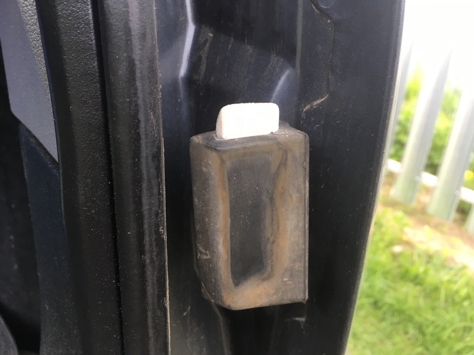 Демпферы 5-й двери — Ford Focus Hatchback II, 1,8 л, 2009 года | своими ...